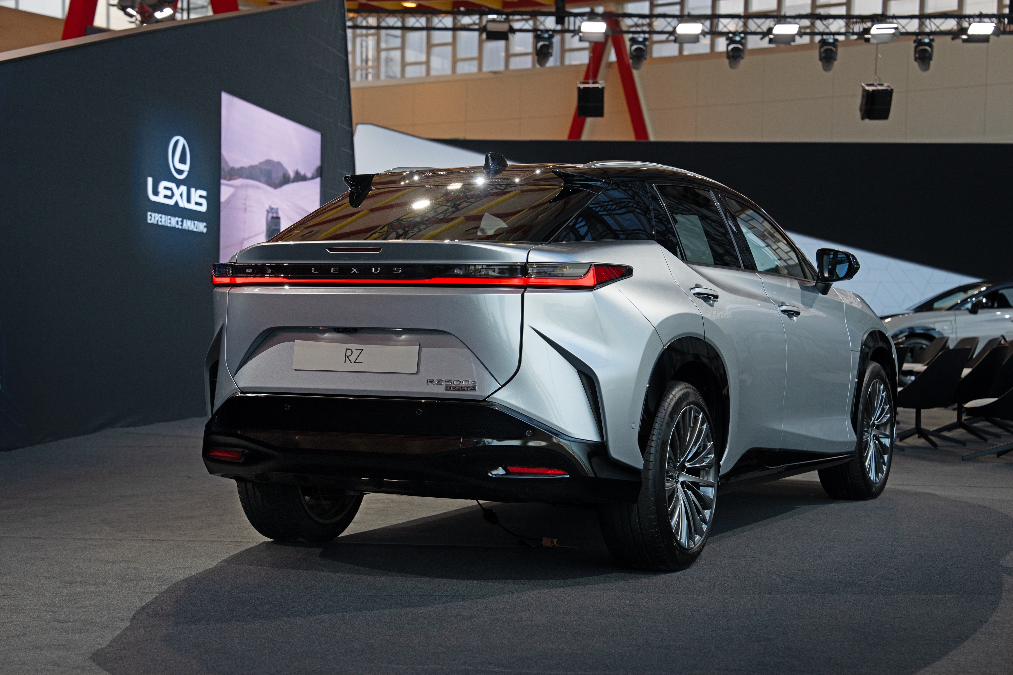 Le nouveau Lexus RZ adopte deux innovations pas foncièrement utiles