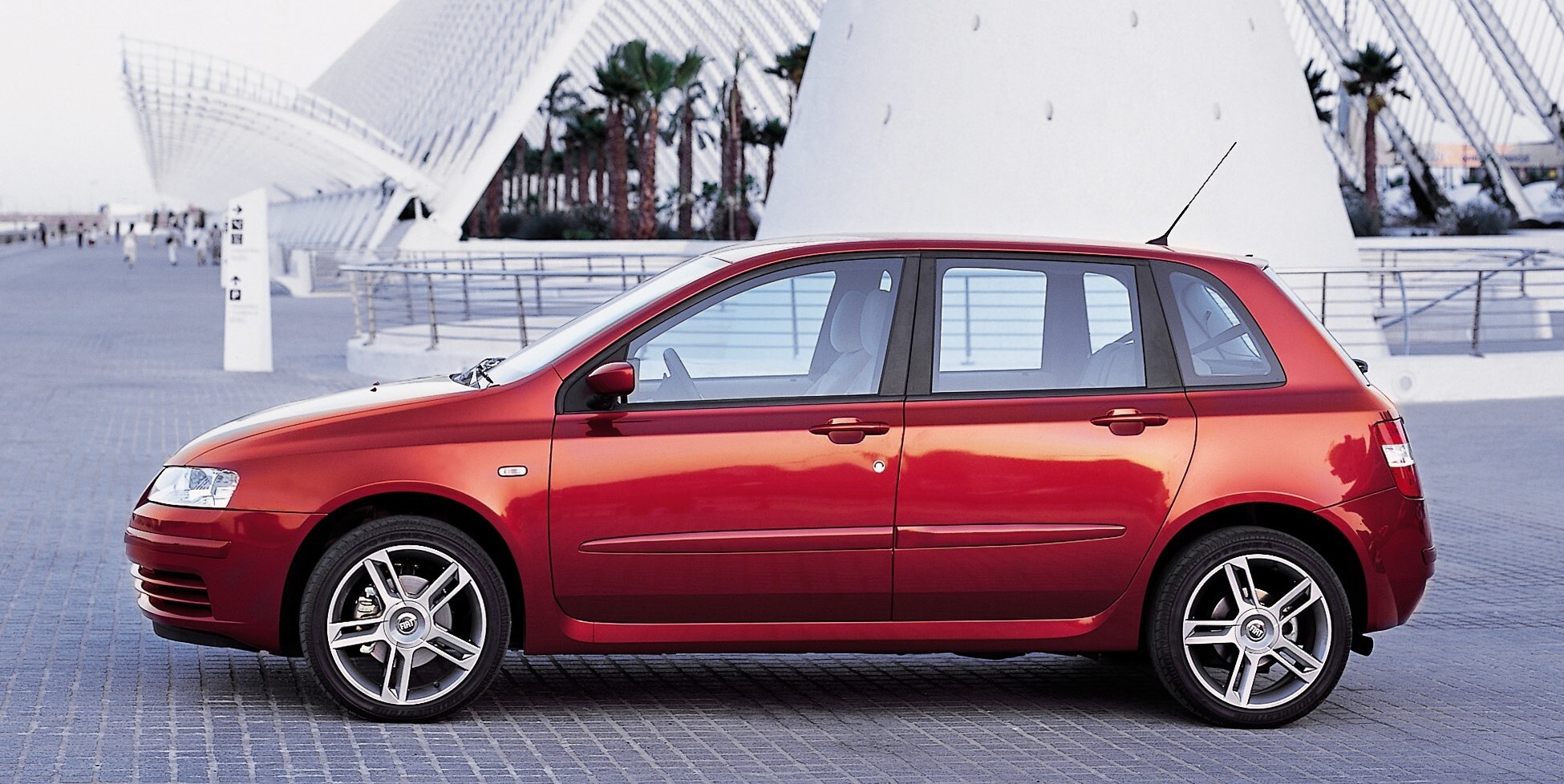 En 5 portes, la Fiat Stilo, même Abarth, manque cruellement de ...