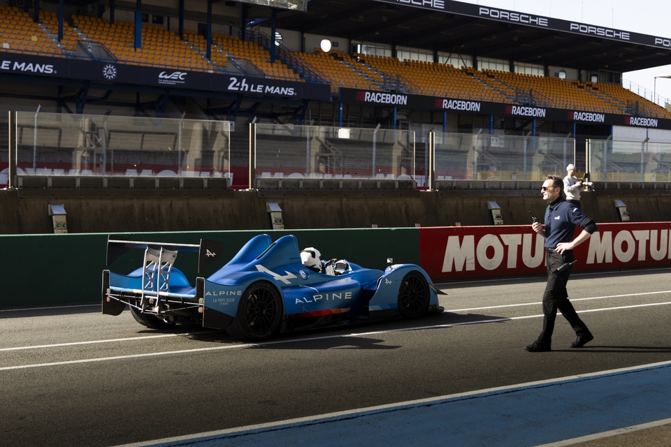 La fin de la journée est marquée par deux hotlaps réalisés en passager ...