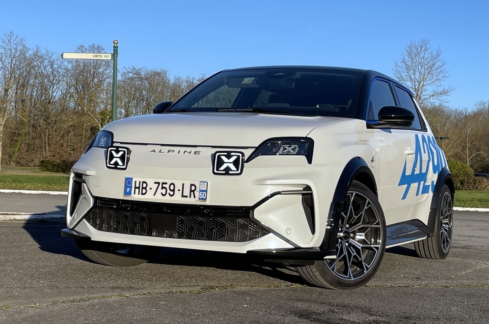 Une Alpine pour la frime et un Outlander revenant