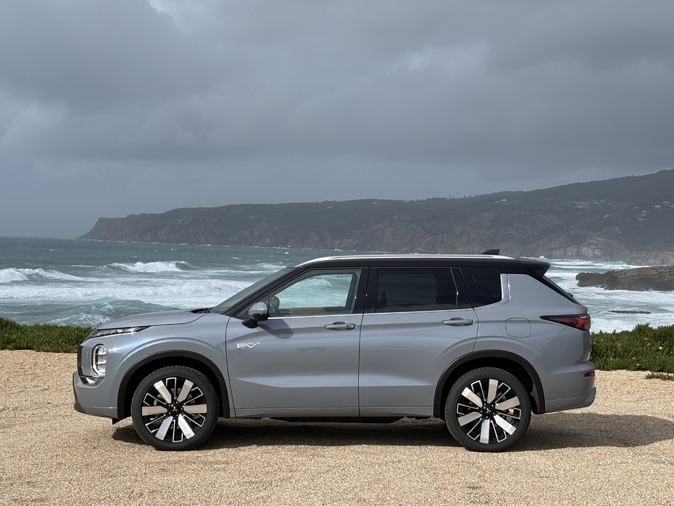 Une Alpine pour la frime et un Outlander revenant