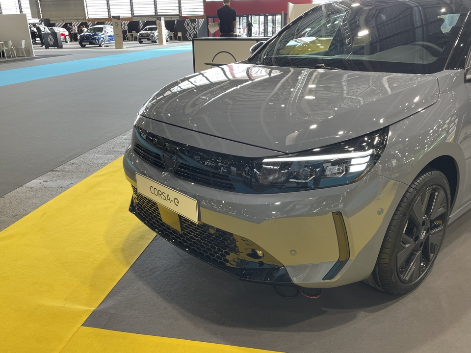 Opel Corsa restylée : uniformisation - Vidéo en direct du salon de Lyon ...