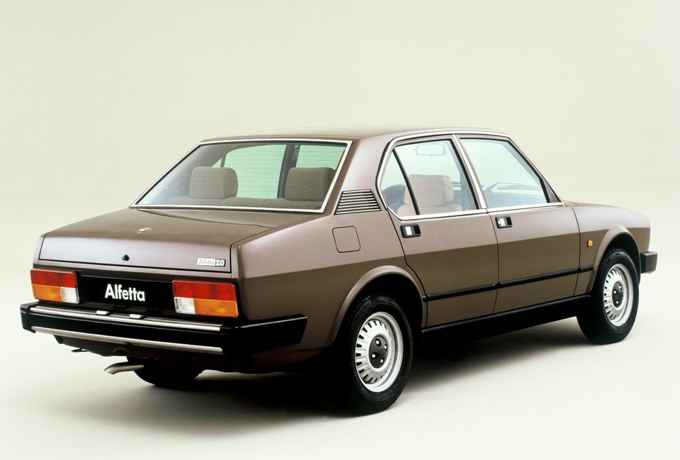 Alfa Romeo Alfetta (1972-1984) : cœur sportif et technologie avancée ...