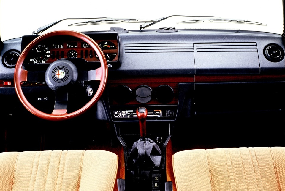 Alfa Romeo Alfetta (1972-1984) : cœur sportif et technologie avancée ...