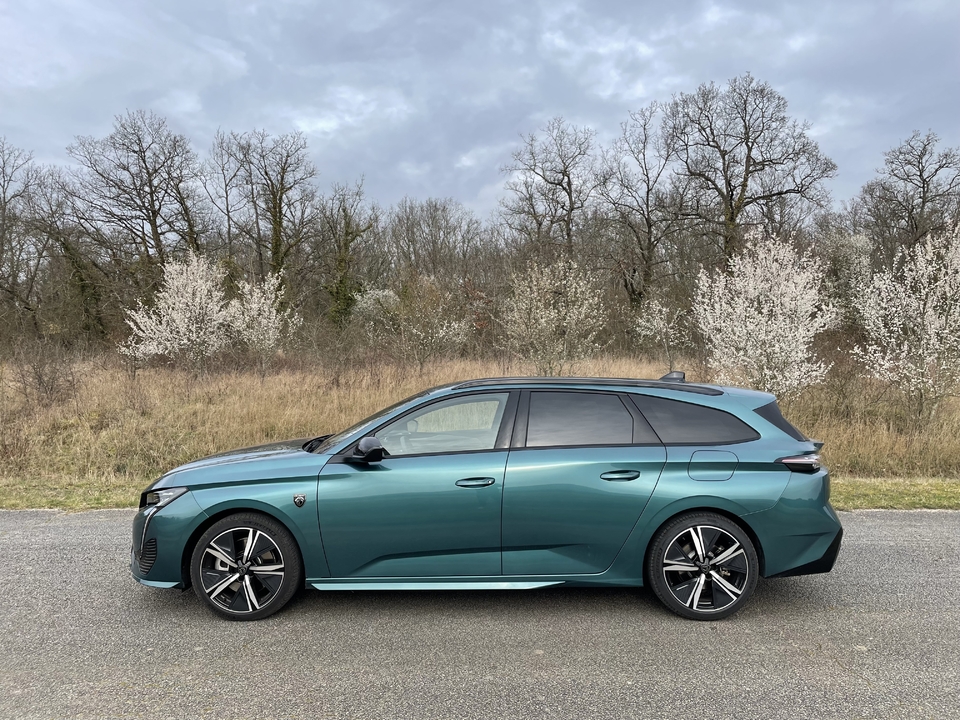 Essai - Peugeot 308 SW Hybrid 225 (2022) : que vaut la plus chère des 308