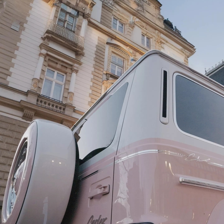 Un classe G rose dedans et dehors