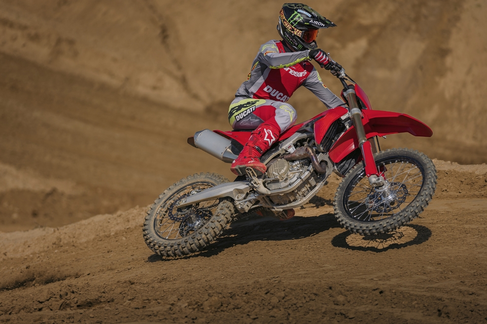 Ducati dévoile sa première moto de cross, la Desmo 450MX