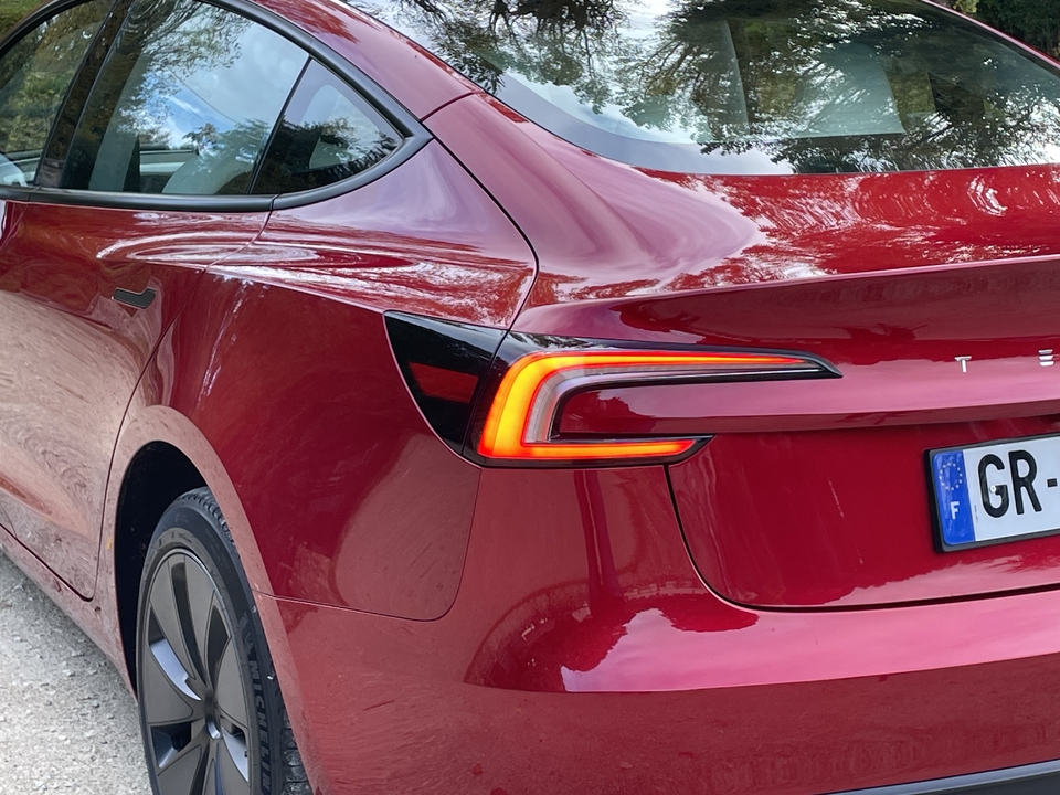 Essai vidéo - Tesla Model 3 (2024) : la référence toujours et encore Essai vidéo - Tesla Model 3 (2024) : la référence toujours et encore
