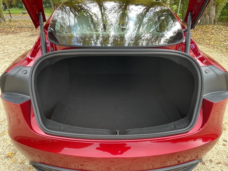 Essai vidéo - Tesla Model 3 (2024) : la référence toujours et encore Essai vidéo - Tesla Model 3 (2024) : la référence toujours et encore
