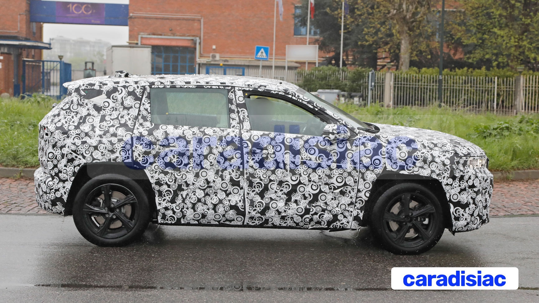 Avant sa présentation imminente, le nouveau Jeep Compass poursuit ses ...