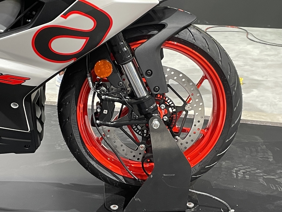 En direct du Salon de Milan 2023 - Aprilia RS 457 : baby RSV 4