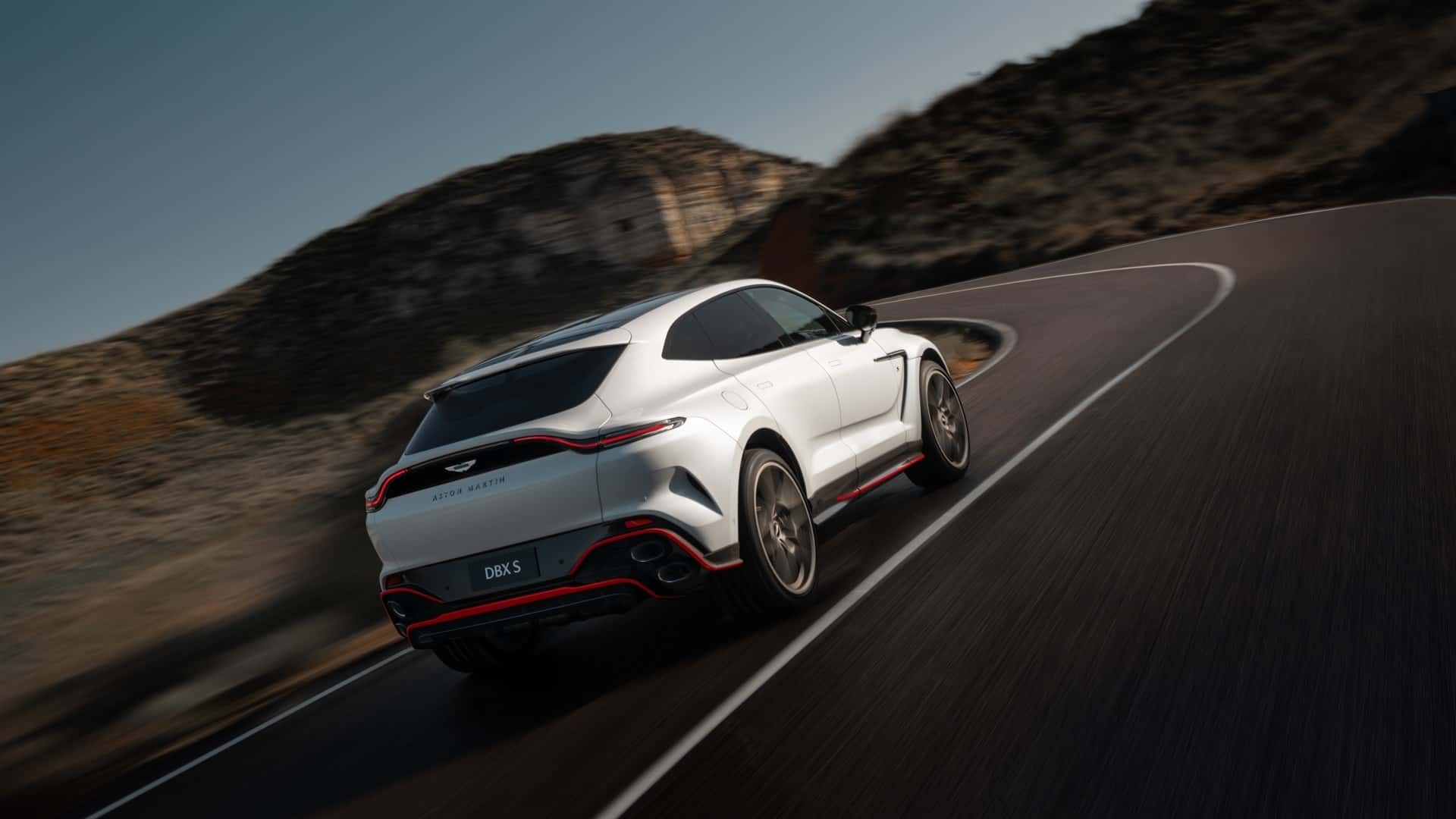 L’Aston Martin DBX S s’améliore et reste 100% thermique