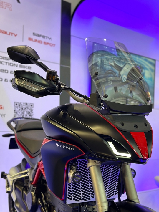 La moto électrique française Eyelights Rocket One cartonne à Milan