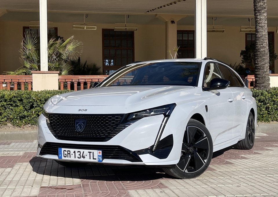 Essai - Peugeot e-308 SW (2023) : le break au secours de l’électrique