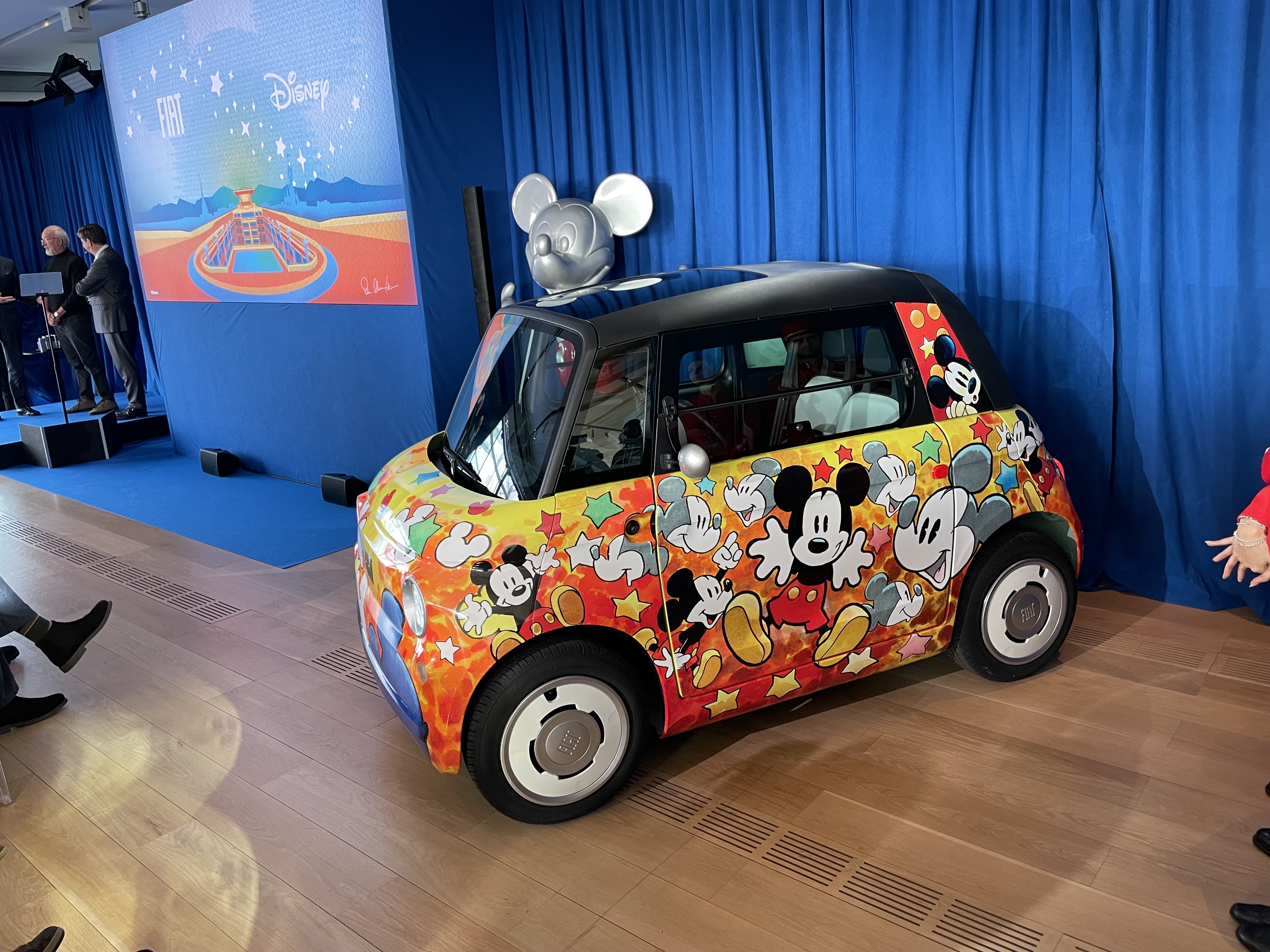 Présentation vidéo - Des Fiat Topolino complètement "Mickey"