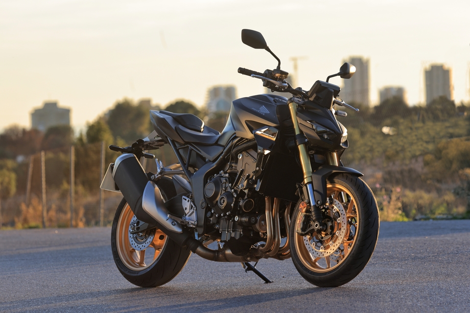 Les Honda Hornet 1000 et Kawasaki Z900 SE sont des roadsters ...