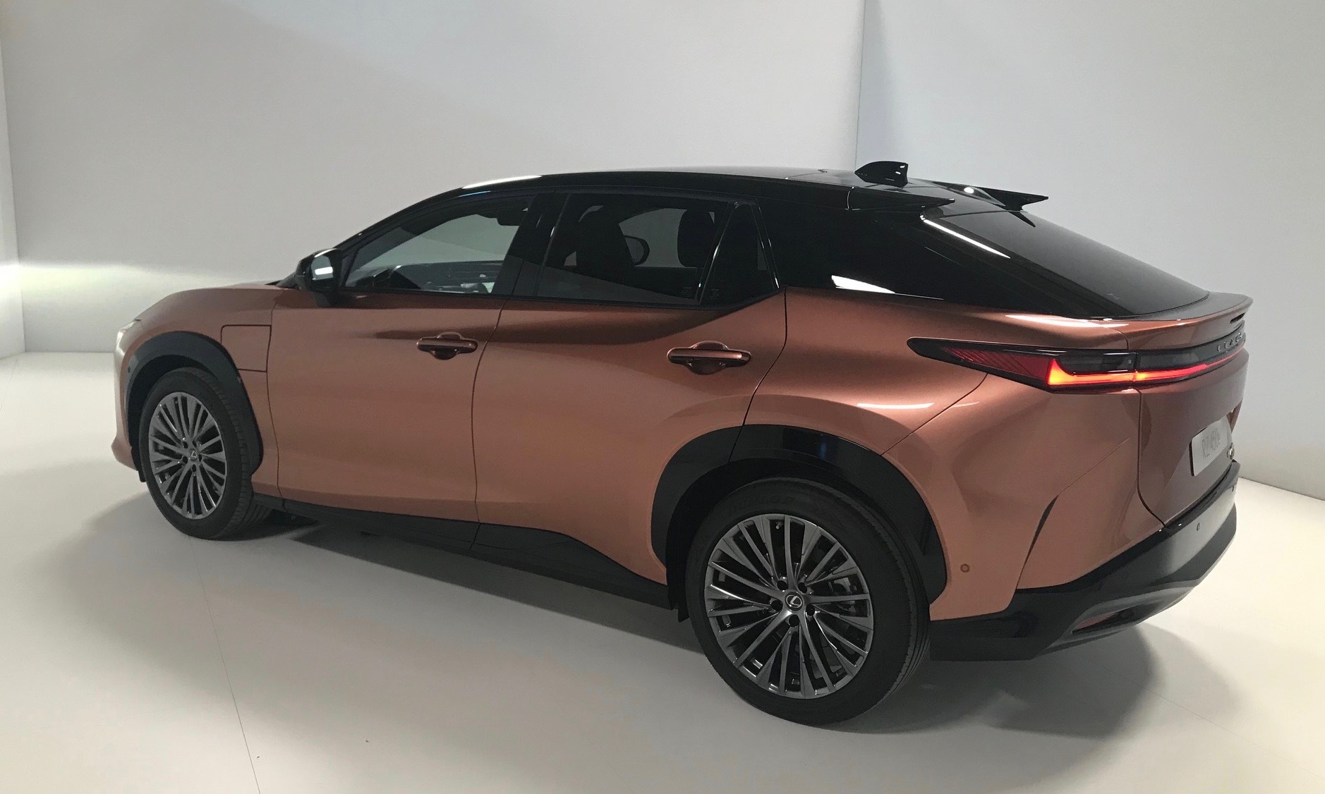 Présentation vidéo - Lexus RZ : une ligne simplifiée pour un premier ...