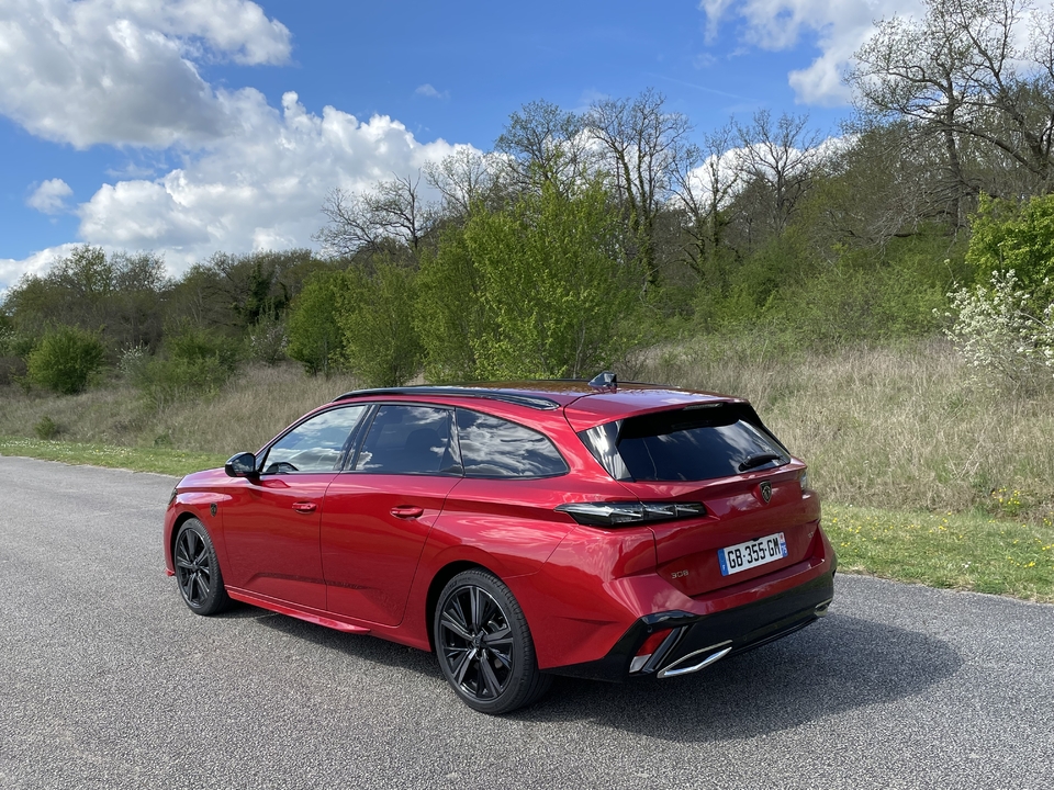 Comparatif vidéo - Peugeot 308 SW vs Seat Leon ST : les breaks voient rouge