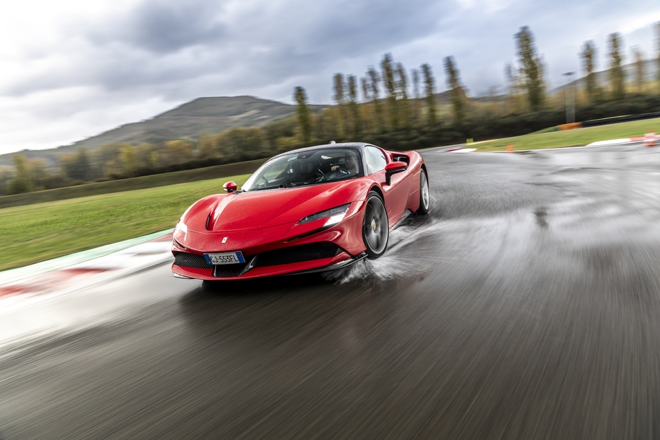 Qu'apprend-t-on vraiment en Ferrari SF90 dans les pires conditions ...