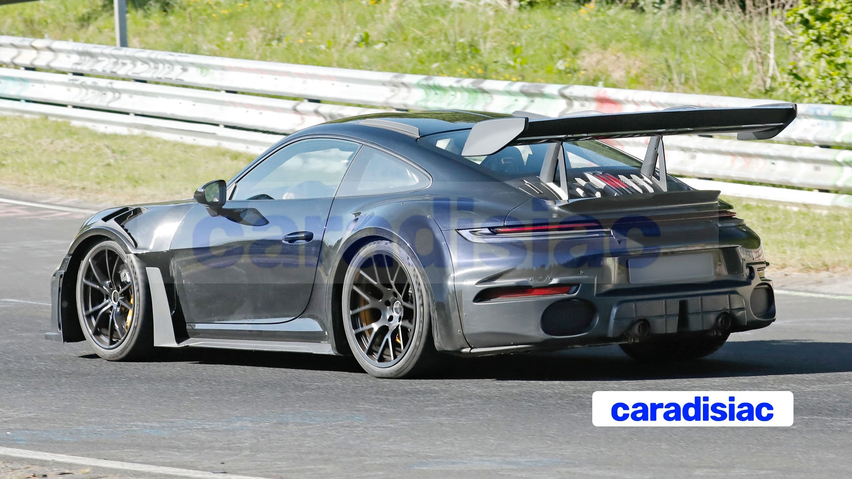 Le prototype de la future Porsche GT2 RS de 2027 se cache sous une carrosserie de GT3 RS.