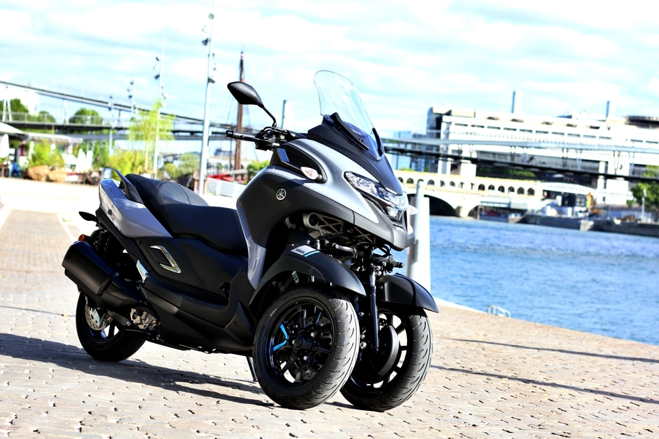 Comparatif - Yamaha Tricity 300 vs Piaggio MP3 300 HPE : deux stars ...