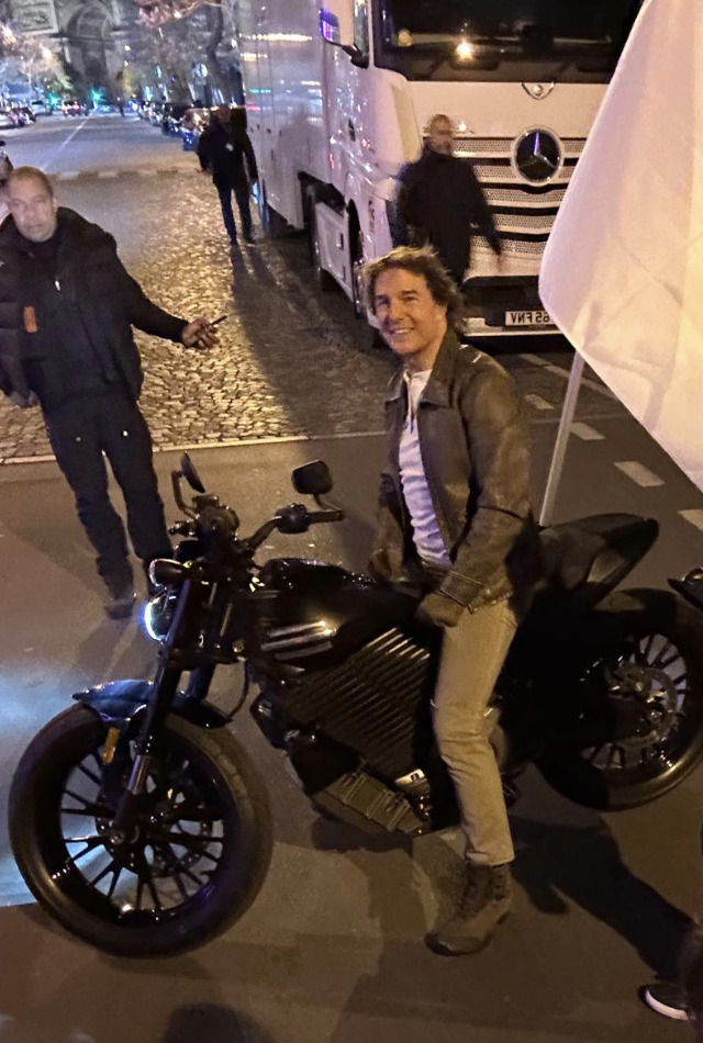 Une moto signée par Tom Cruise aux enchères