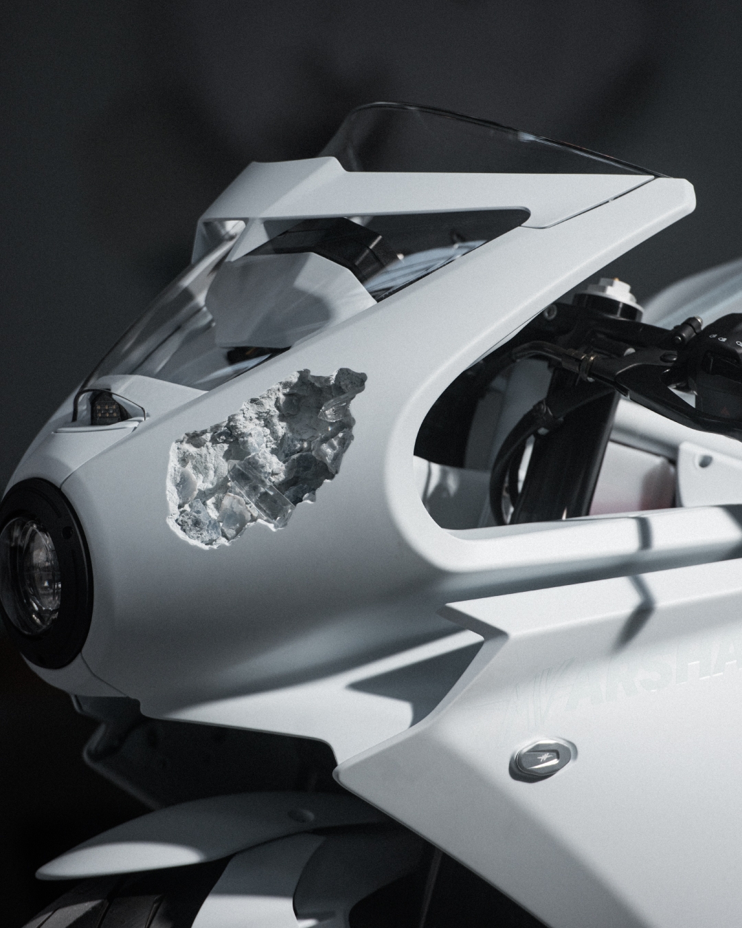 Daniel Arsham déstructure la MV Agusta 800 Superveloce