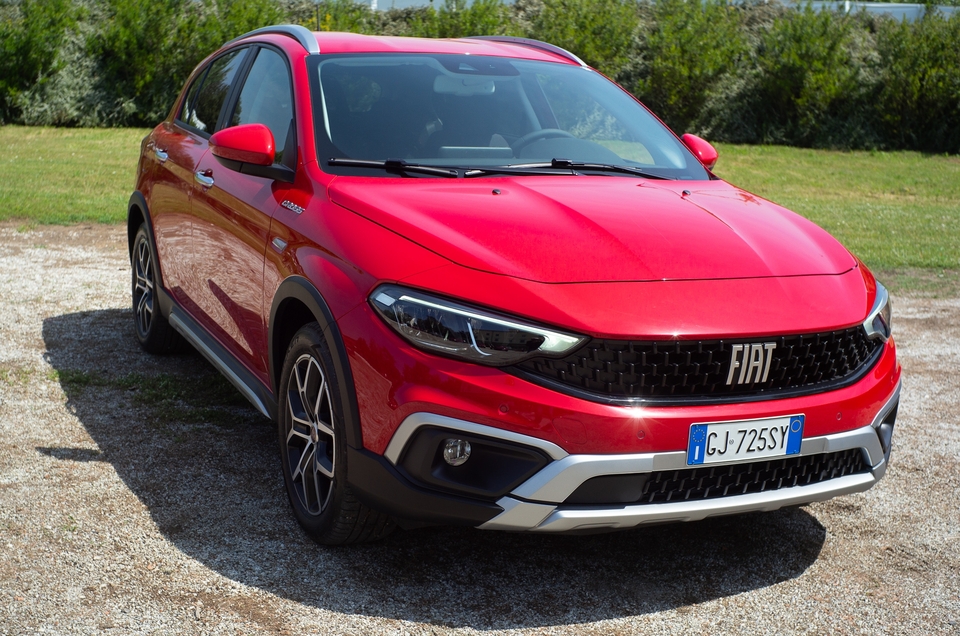 Essai - Fiat Tipo Cross hybrid (2022) : la voiture essentielle a perdu ...