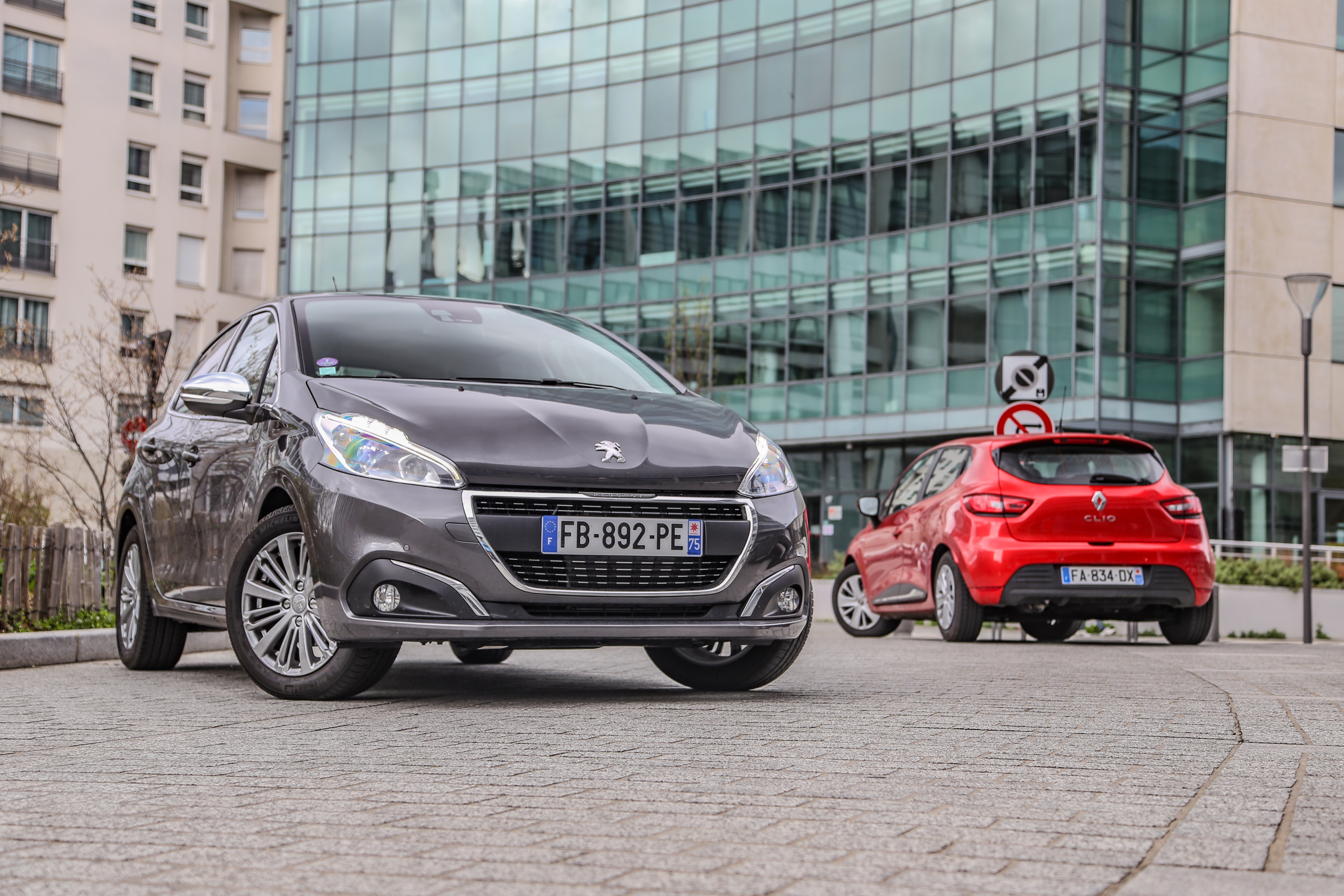 Comparatif – Peugeot 208 VS Renault Clio : un dernier pour la route ...