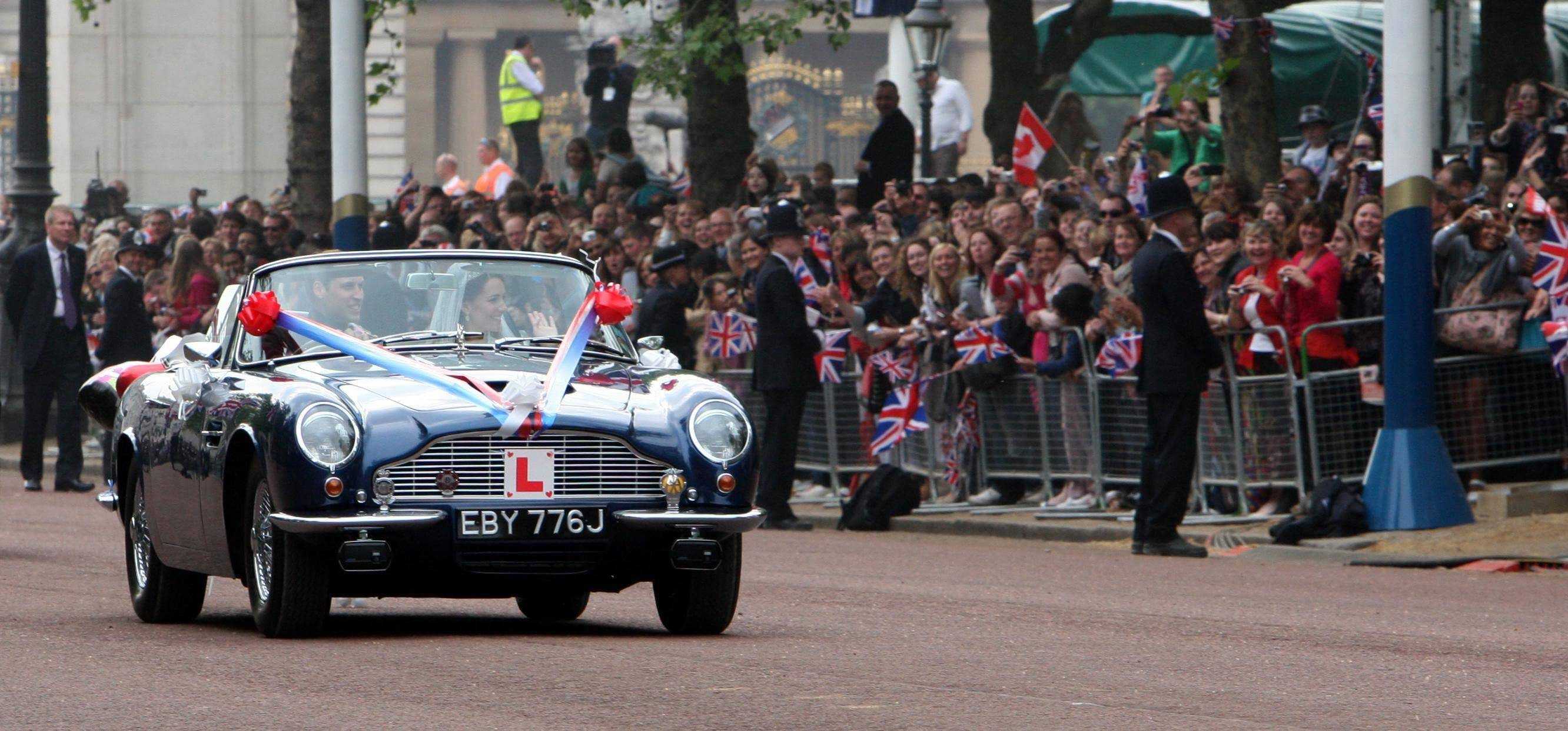 William et Kate, mariés au premier virage dans l'Aston Martin DB6 du ...