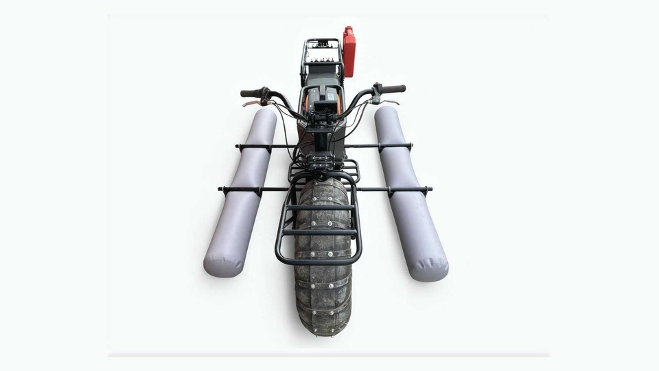 Tout-terrain avec ses deux roues motrices, cette moto électrique passe ...