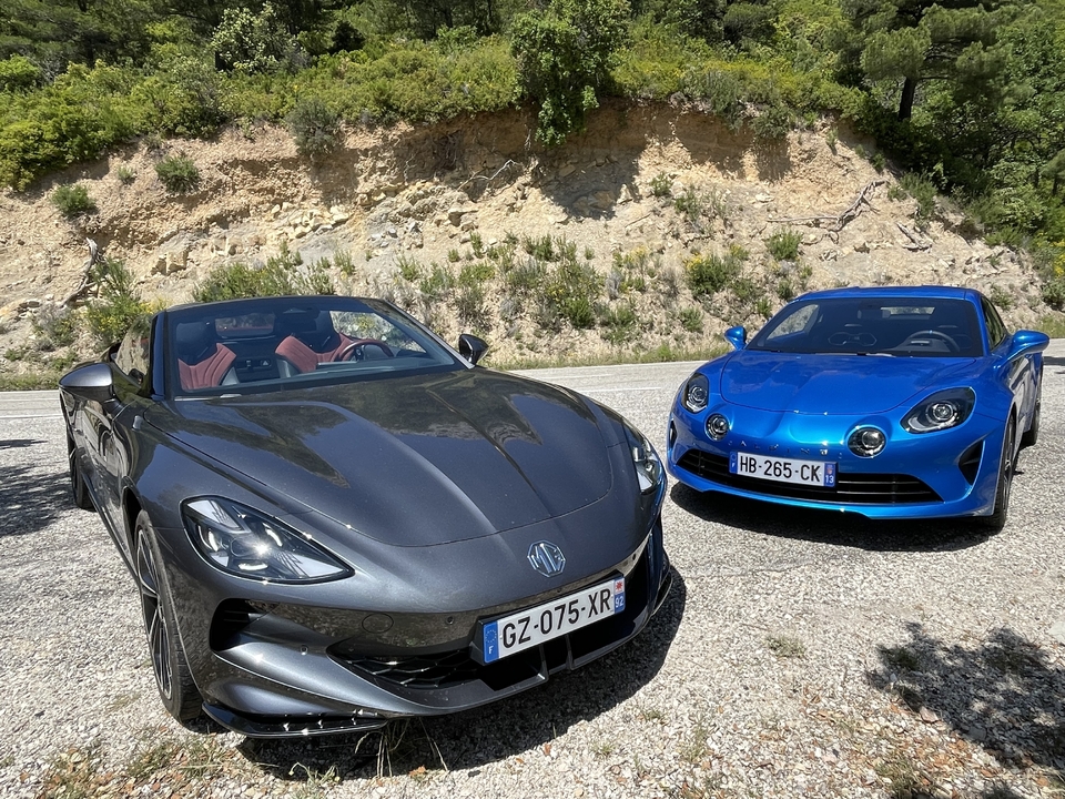 Alpine A110 thermique contre MG Cyberster électrique, il n'y a pas match