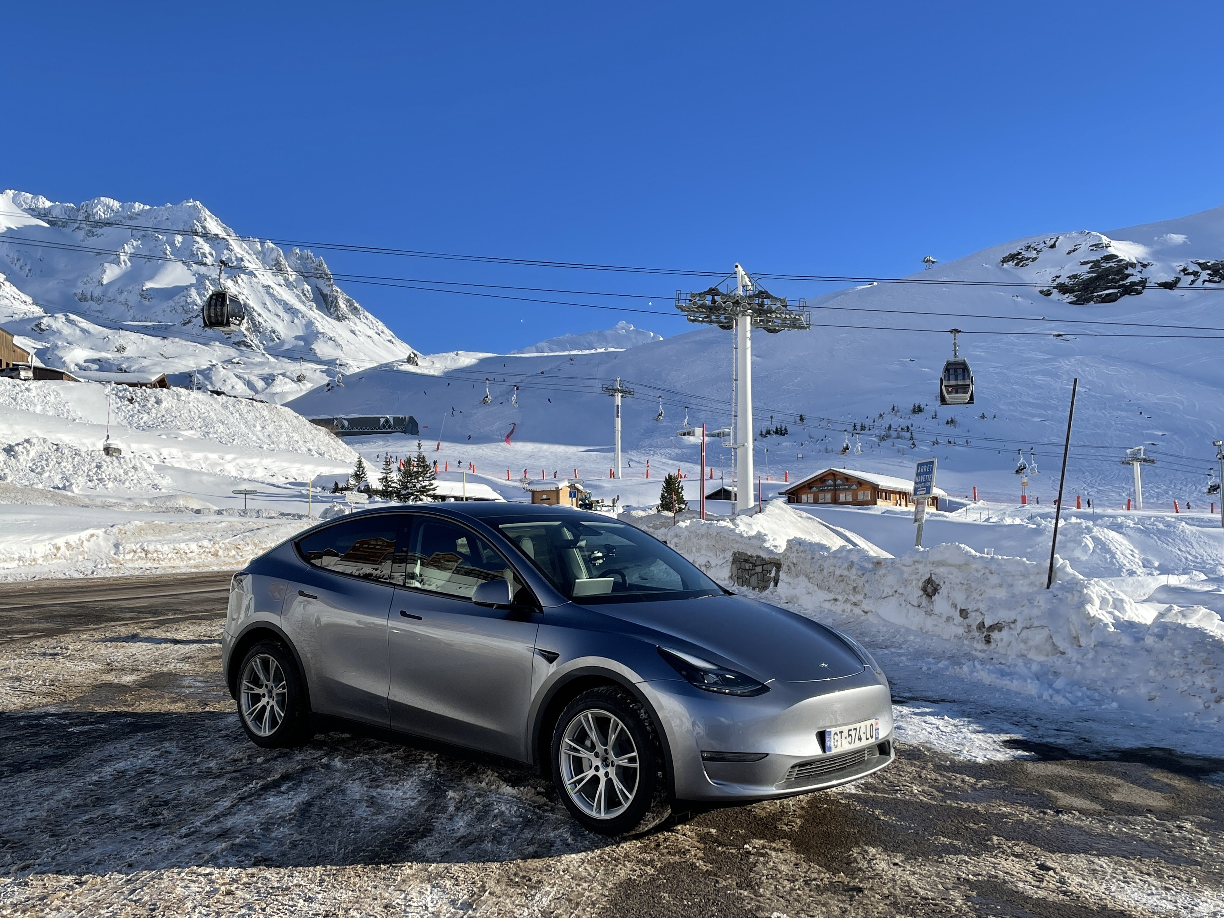 En Tesla Model Y à Val Thorens : tout schuss