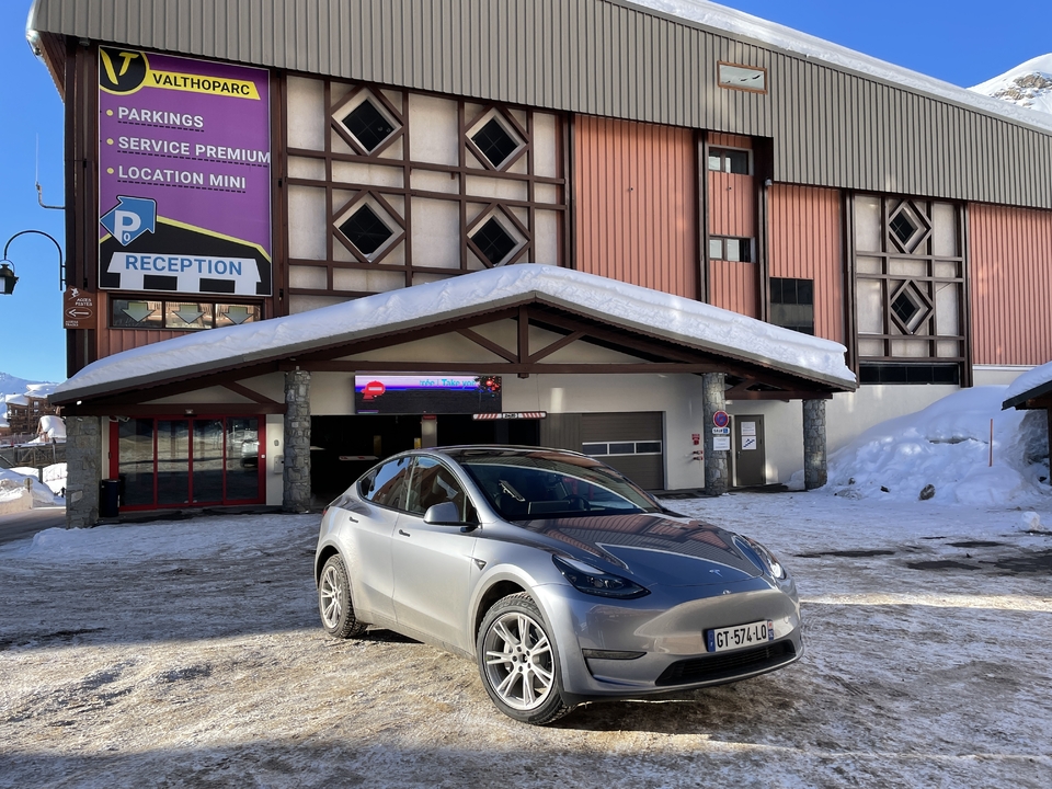 En Tesla Model Y à Val Thorens : tout schuss