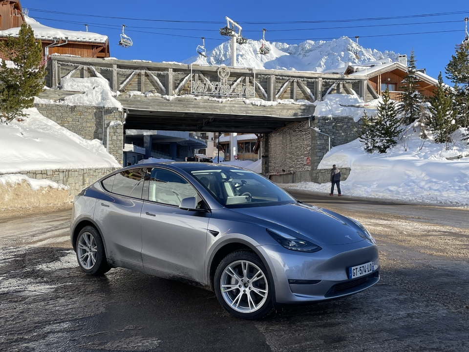 En Tesla Model Y à Val Thorens : tout schuss