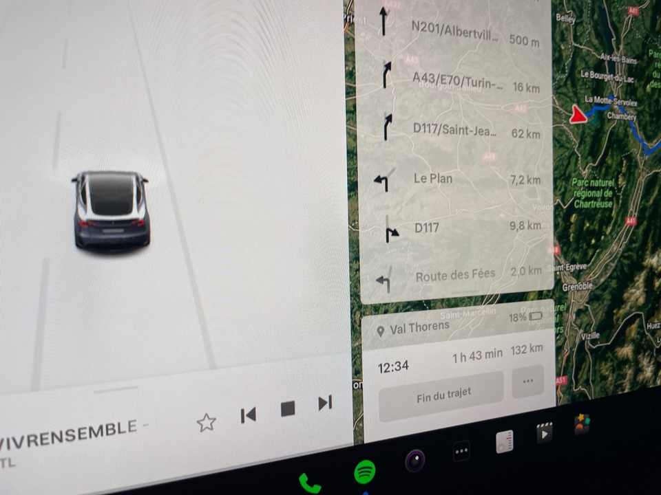 En Tesla Model Y à Val Thorens : tout schuss
