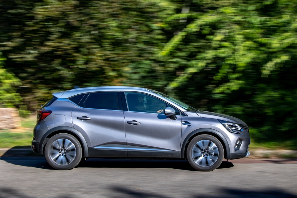 Comparatif video – Hyundai Kona vs Renault Captur : l’outsider qui veut ...