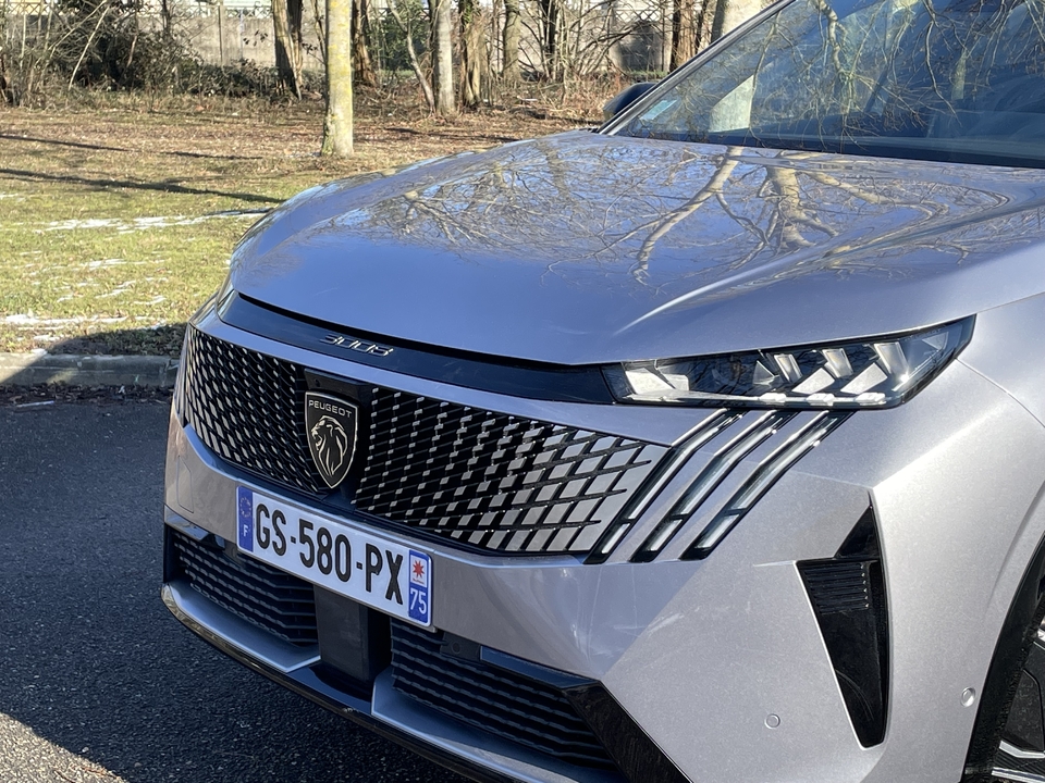 Comparatif vidéo - Nouveau Peugeot 3008 VS Renault Austral : le match ...