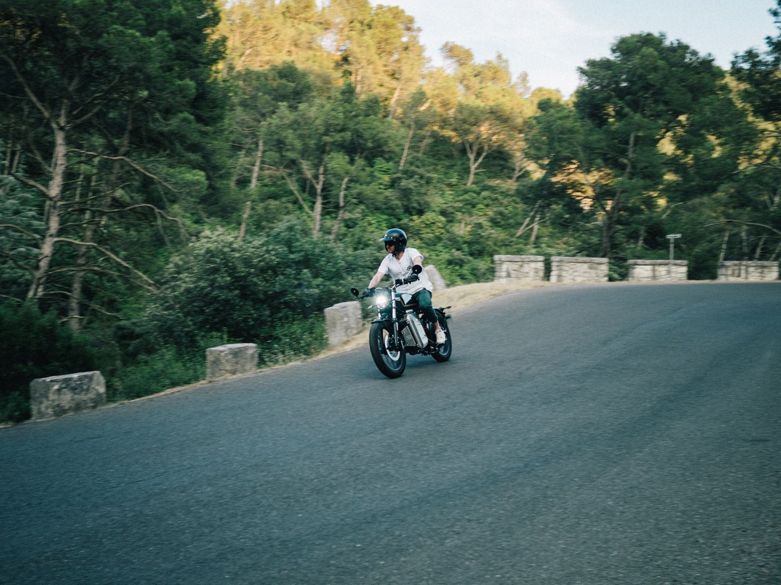 Au guidon de la Maeving RM1S, agile mais parfois gourmande