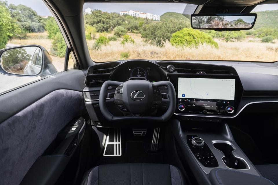 Le Lexus RZ avec son volant de Formule 1, ça donne quoi