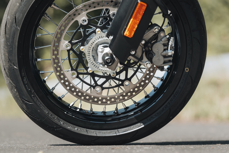 La Suzuki DRZ-4SM est un SM sympa qui cherche partenaire premium pour ...