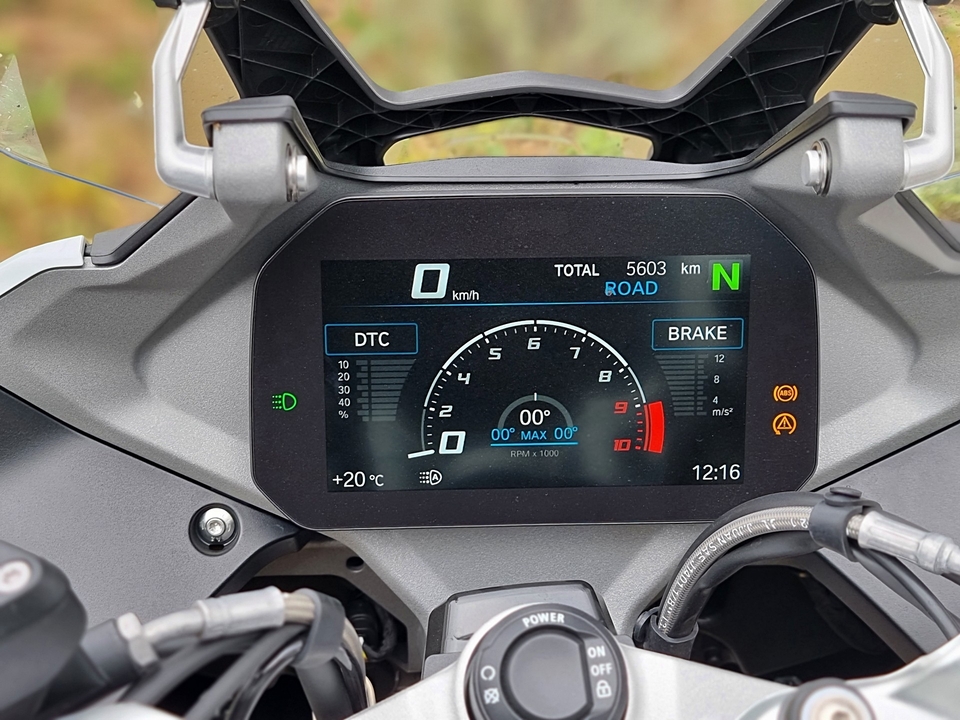 Comparatif - Honda NT1100 Vs BMW R1250 : du sport dans le touring