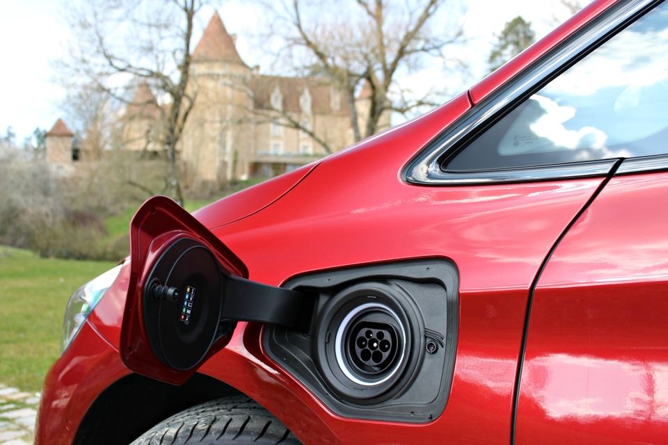 Essai vidéo – BMW 225xe Active Tourer : le premier monospace branché