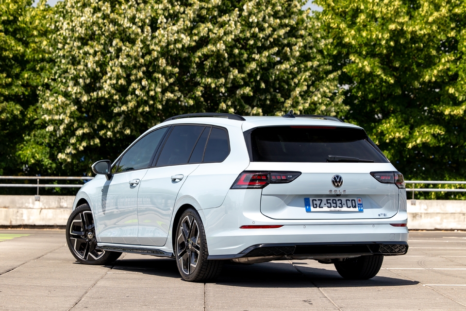 La Volkswagen Golf SW et la Toyota Corolla Touring Sports se battent ...