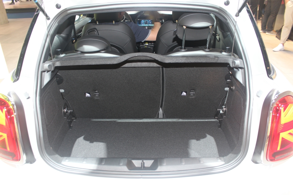 Mini Cooper SE : sportive survoltée - Vidéo en direct du salon de ...