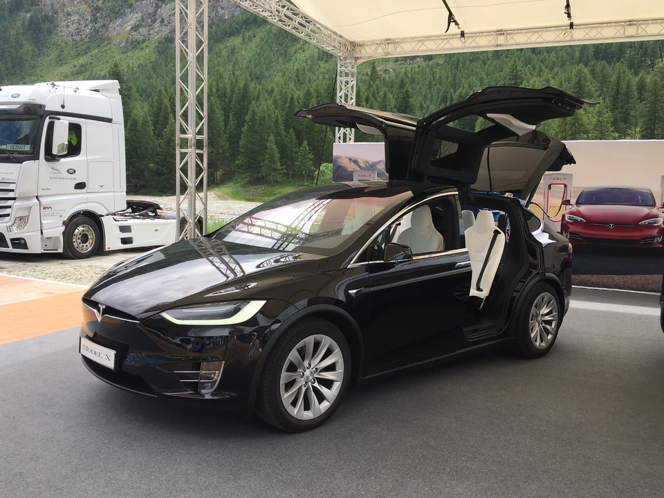 Le stand Tesla - Vidéo en direct du Salon de Val d'Isère