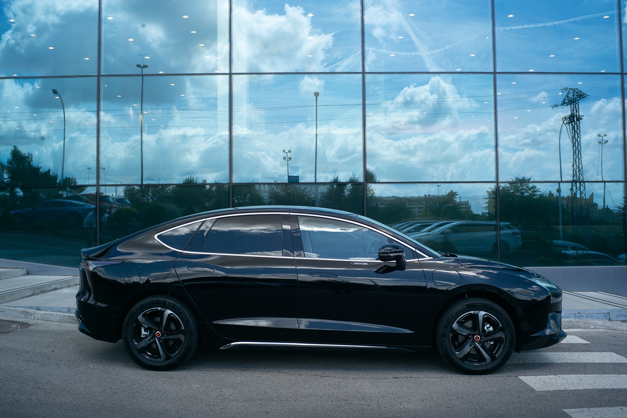 Mondial de Paris 2022 - Mobilize Limo, une berline Renault chinoise ...