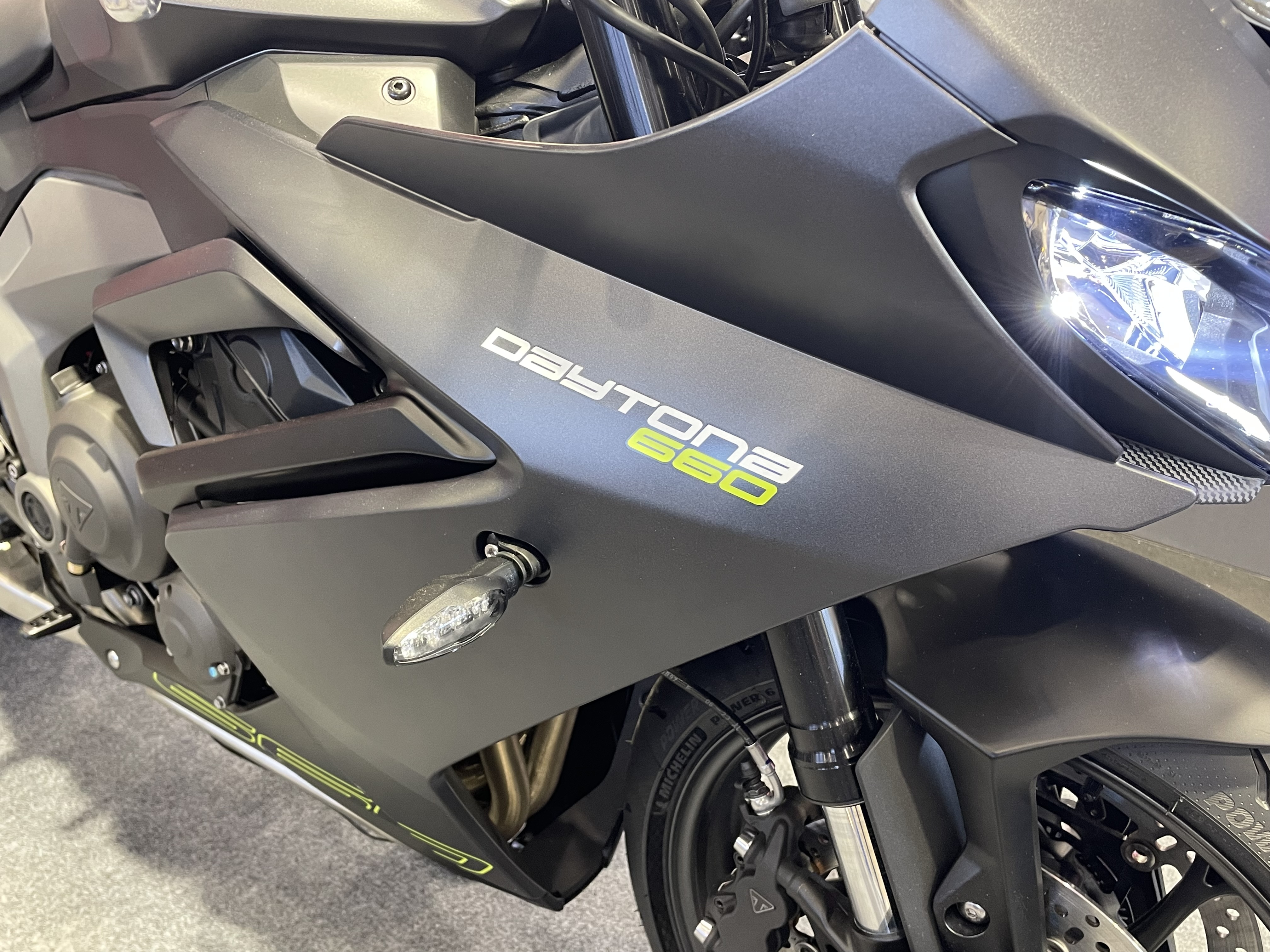 Triumph Daytona 660 - Premier bain de foule - En direct du salon de Lyon