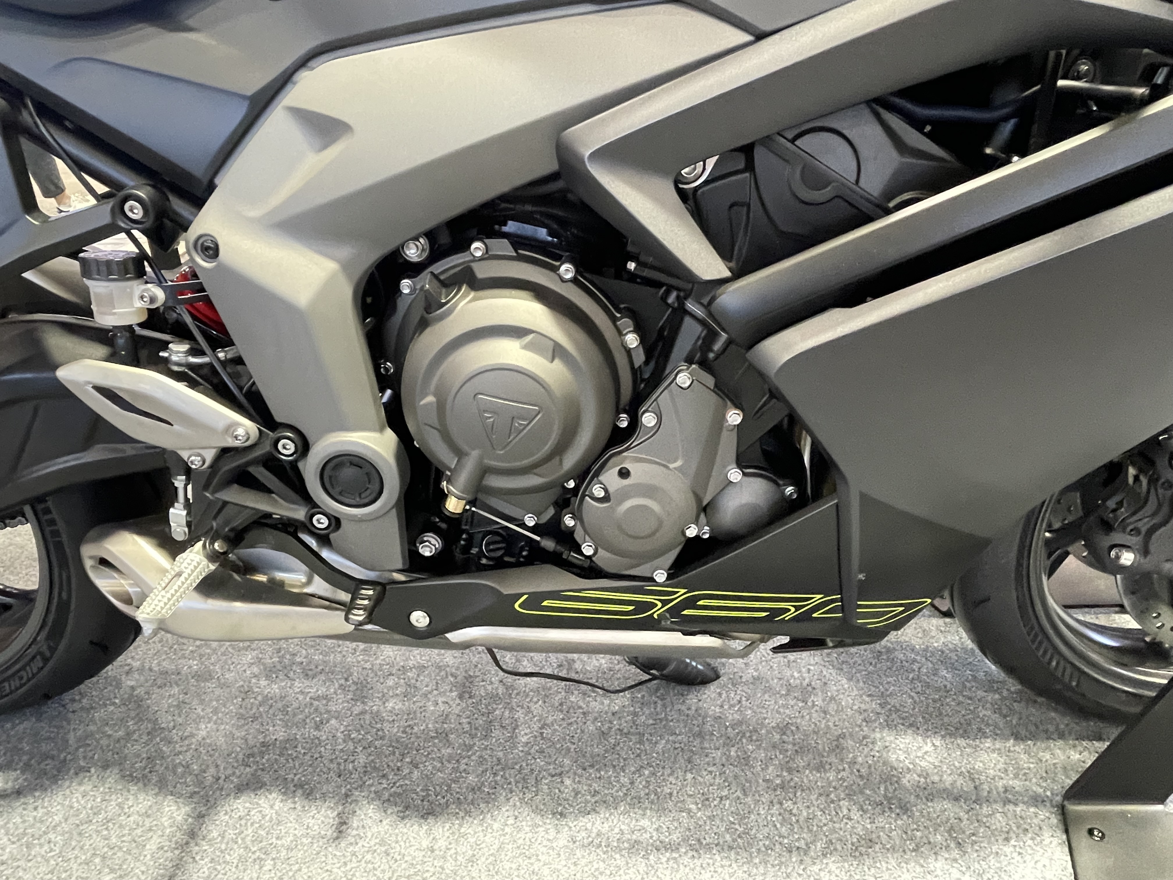 Triumph Daytona 660 - Premier bain de foule - En direct du salon de Lyon
