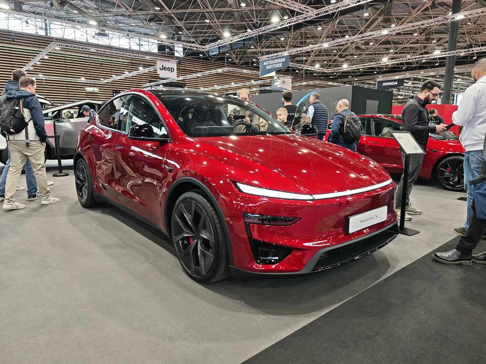 Model Y Performance et Cybertruck en vedette sur le stand Tesla au ...